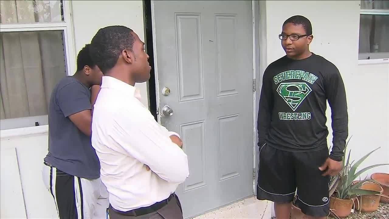 Neighbor helps victims injured in North Miami shooting - YouTube