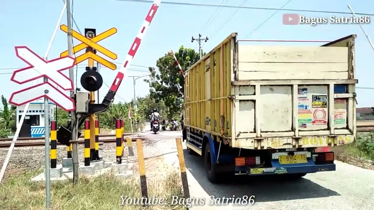 Perlintasan Kereta Api Indonesia Model WANTECH - YouTube
