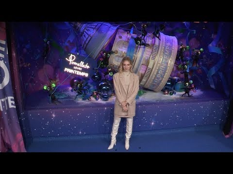 Chiara Ferragni unveiling the new Xmas window displays by Pomellato at ...
