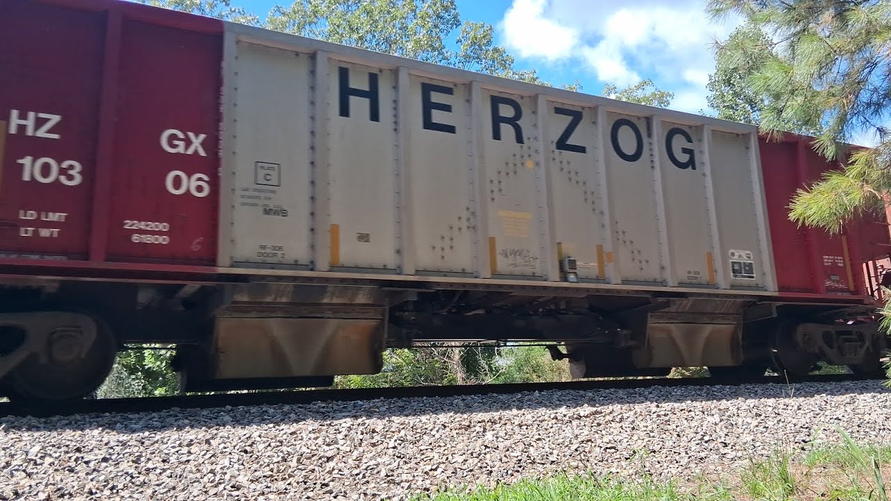 Herzog Train comes through Crewe, VA - YouTube