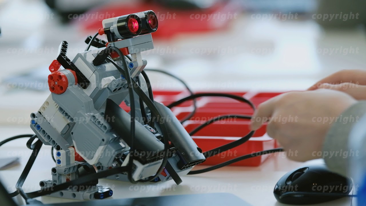 Child learn how to program the robot - YouTube