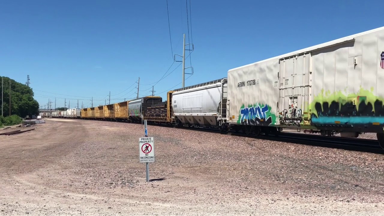 UP 7054 West with a nice horn - YouTube