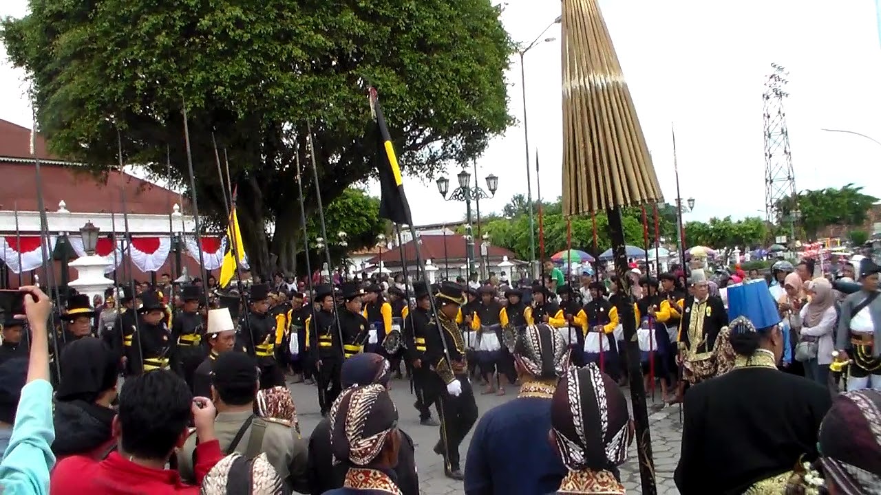 Iringan Prajurit Bugis di Garebeg Besar Idul Adha - YouTube