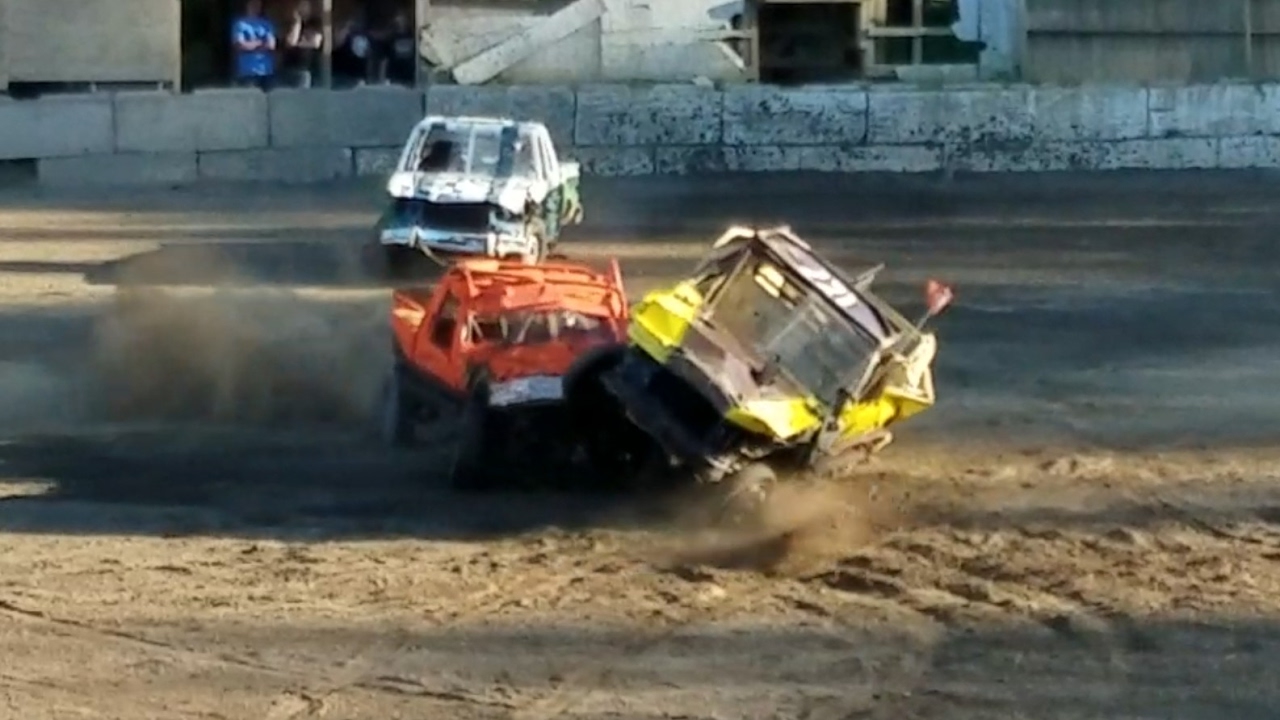 Mini Truck Demolition Derby KDDA 2017 - YouTube