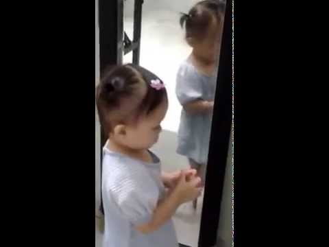 Baby Monica学化妆
