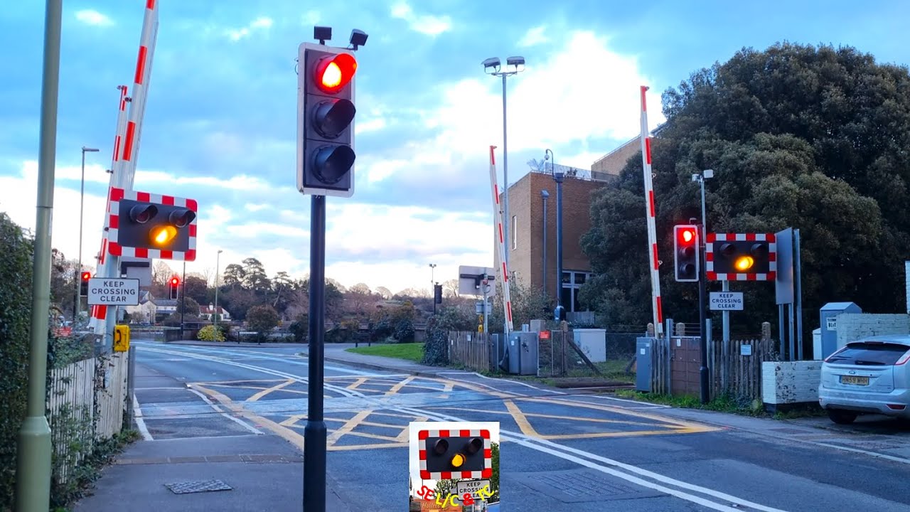 Lymington Town Level Crossing, Hampshire - YouTube