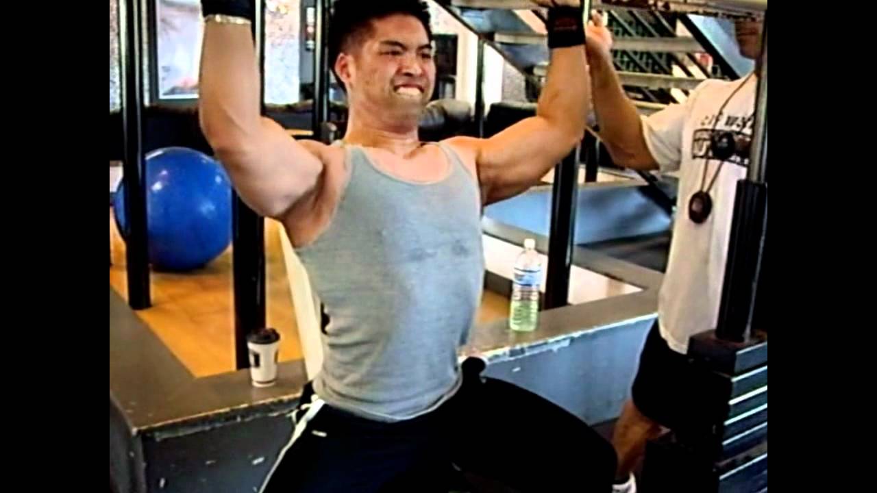 Superman Mike Nguyen 300 pound Shoulder Press - YouTube
