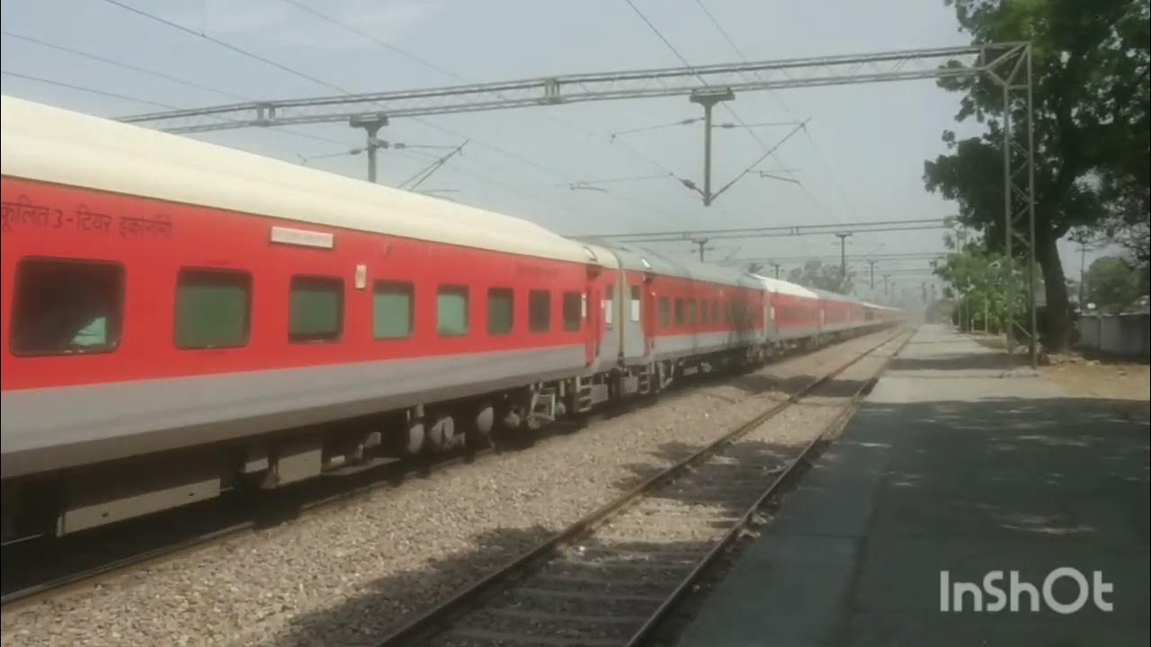 [4+1] High Speed Trains in Vande Bharat + yog Nagari+ Anand vihar Mau Special+ Rajdhani Experss ...