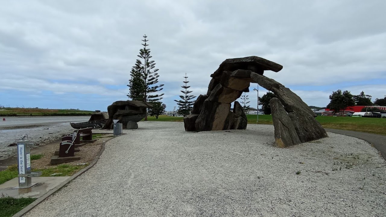 Sculptures and heritage trail along the Hatea River, morning river loop ...
