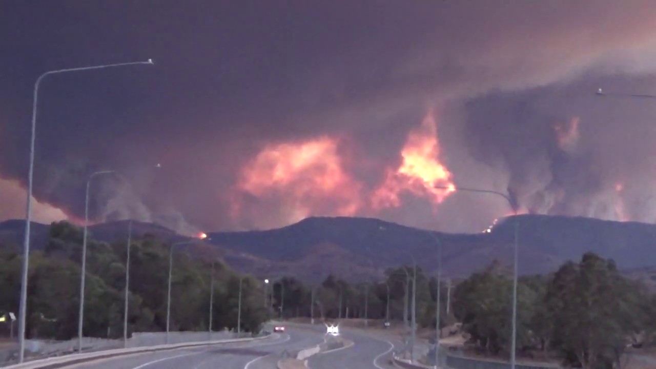 Footage of the Orroral Valley Fire in Canberra's south on the evening ...