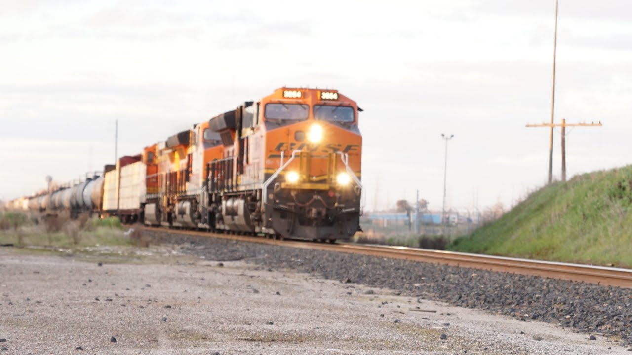 BNSF 3864 leads H-LVJFRS through Rio Linda - YouTube