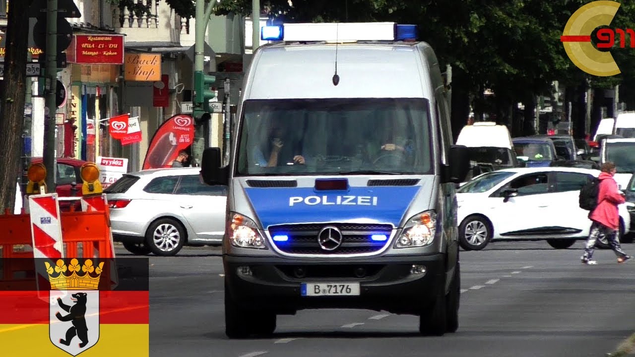 [BERLIN] Unfallkommando Polizei + RTW BF LRW auf Einsatzfahrt zum VU ...