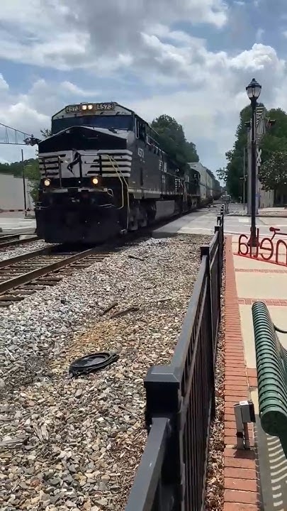 Fast Tracks "Flew thru X-ings" Mega Horn Blast Norfolk Southern #4573 - #240 @rider22 - YouTube