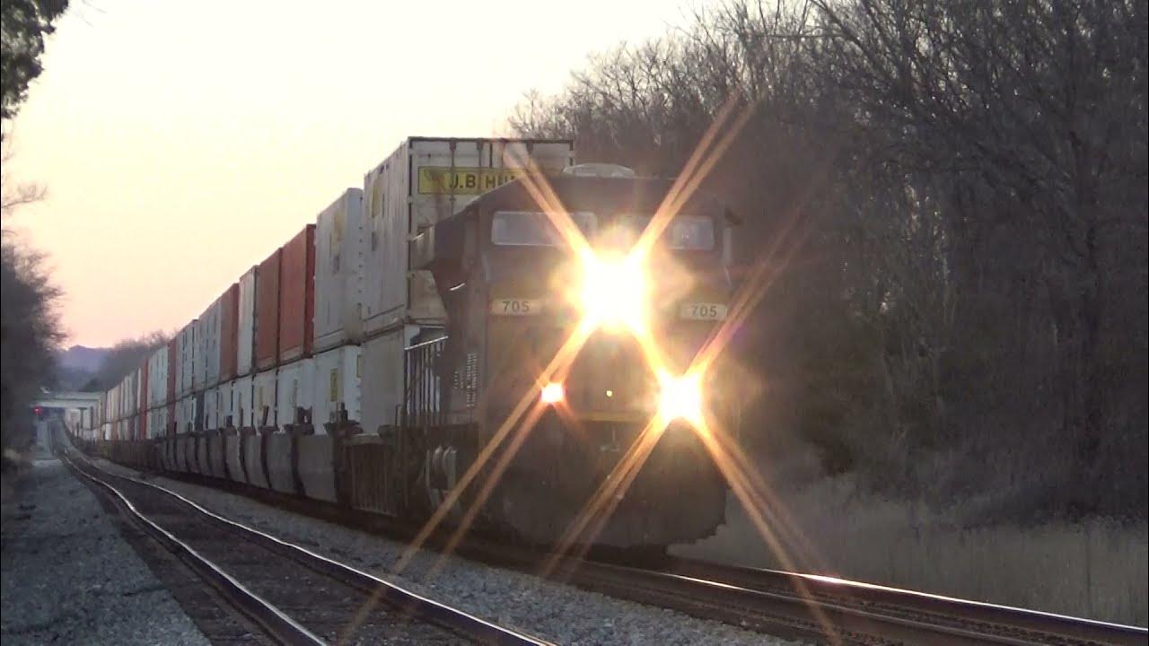 CSX ES44AH 705 w/ Nice K5HL Leads Intermodal Q029-25 on 12/26/20 - YouTube