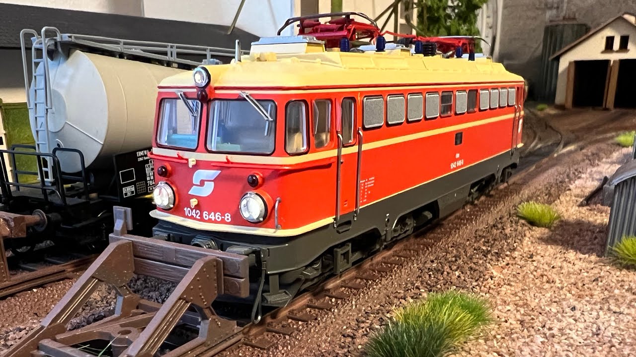 1042.646-8 der ÖBB von Roco mit Zimo Sound - YouTube