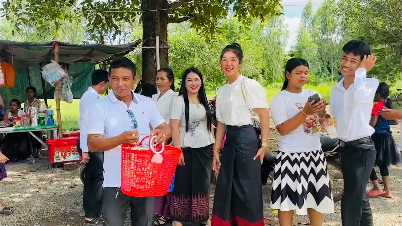 Cooking Stir fried beef to take to Phchum Bend at Wat Palang Pagoda ...