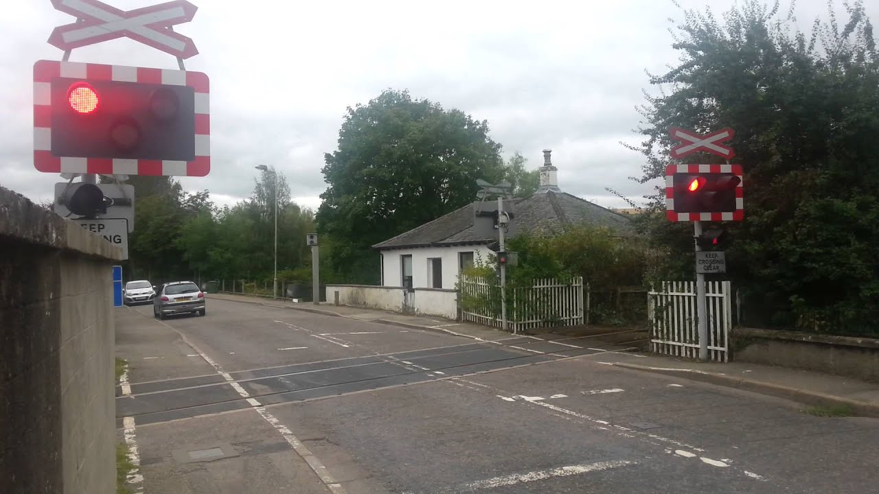 Dingwall level crossing - YouTube