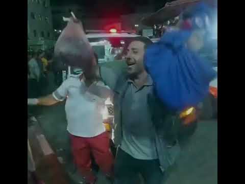 Gazze'de bir baba çocuklarının parçalarını poşetlerle taşıyor ve bağırıyor: Çocuklarım öldü!