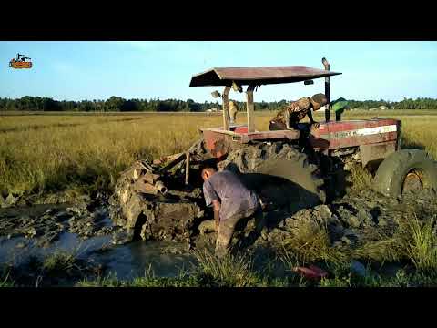 Proses Evakuasi Tarktor Bajak Sawah Roda 4 Terjebak Dalam Lumpur ll Massey Ferguson 390 (part 1)