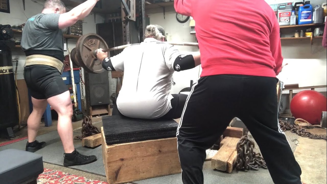Speed squats with the fart bar and 2 chains! - YouTube