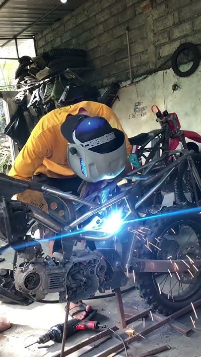 proses pengelasan pembuatan rangka sepeda motor atau bebek RBT #bebekRBT #RBTindonesia #gtx ...