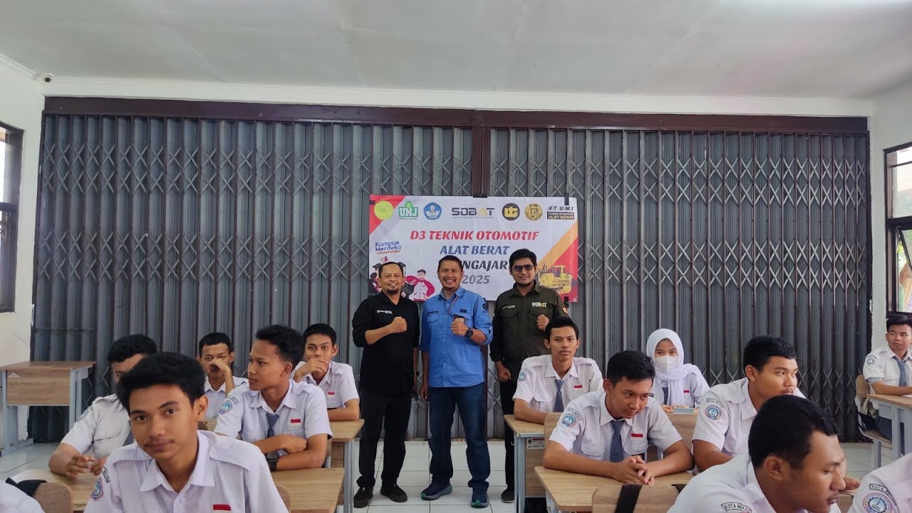 D3 TOAB FT UMJ with SMKN 14 Bekasi Strengthening Vocational Education ...