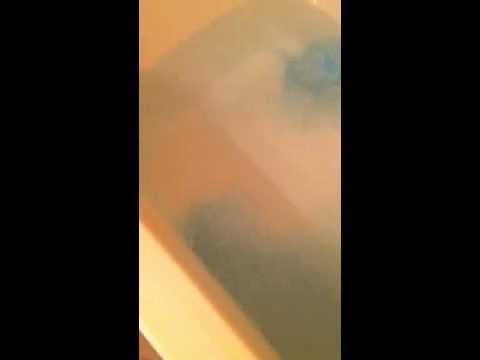 My sis doing bath bomb