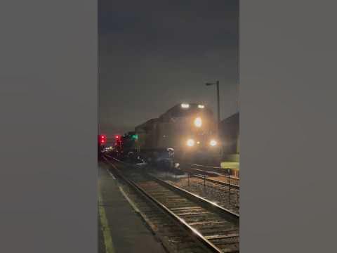 UP 7841 leads a Manifest through River Forest - YouTube