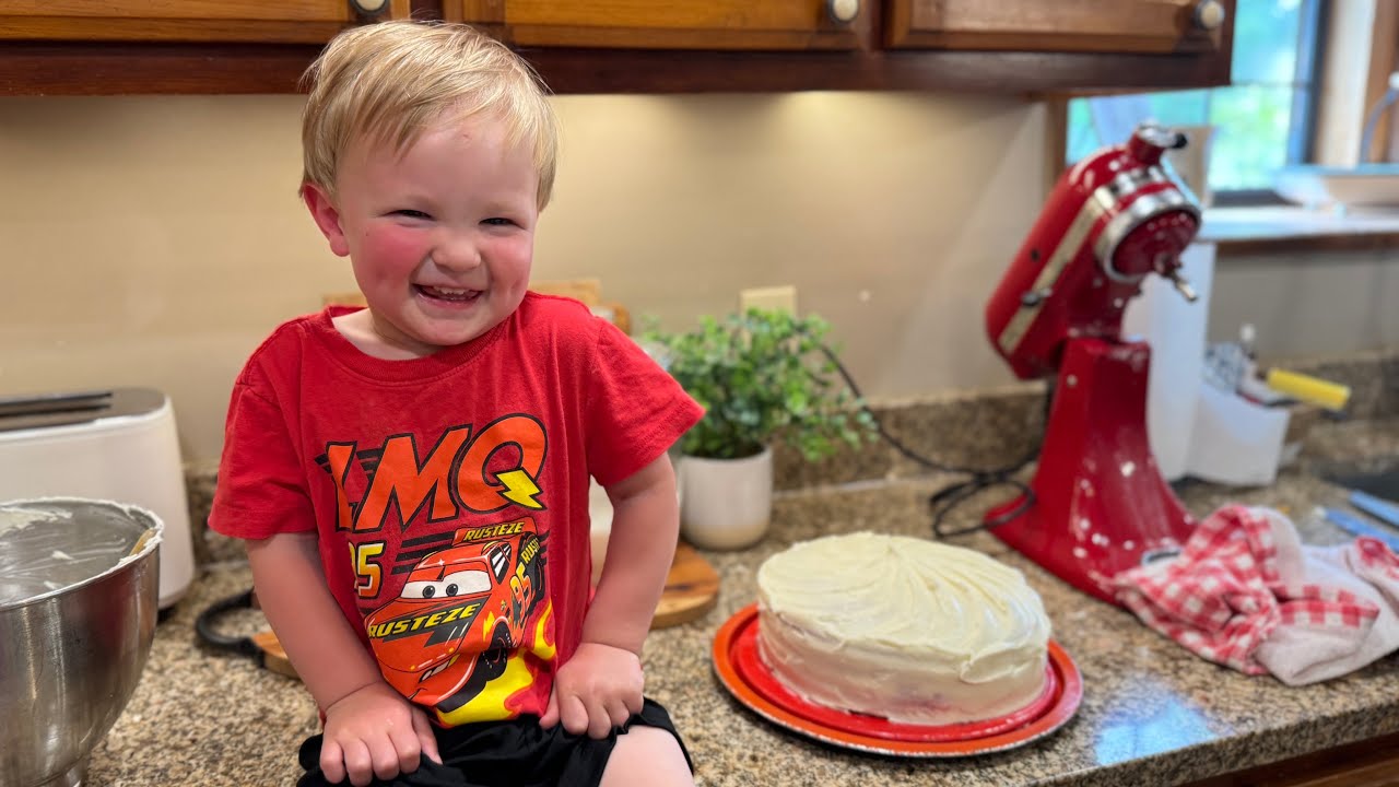 Little Chef Bakes a Cake - YouTube