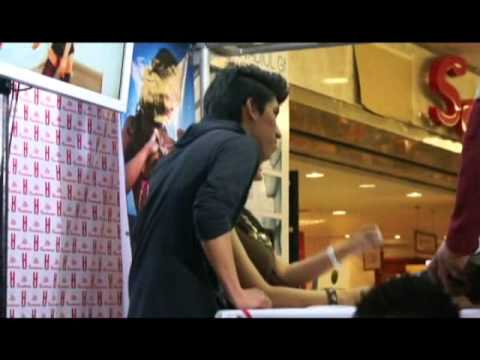 Cynthia Urías-Firma de autógrafos de la revista H para Hombres