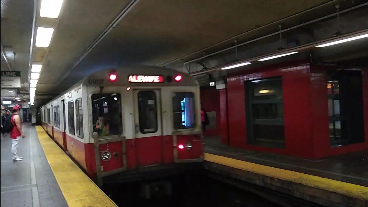 MBTA | An Alewife Bound Red Line Train Arrives At Park Street - YouTube