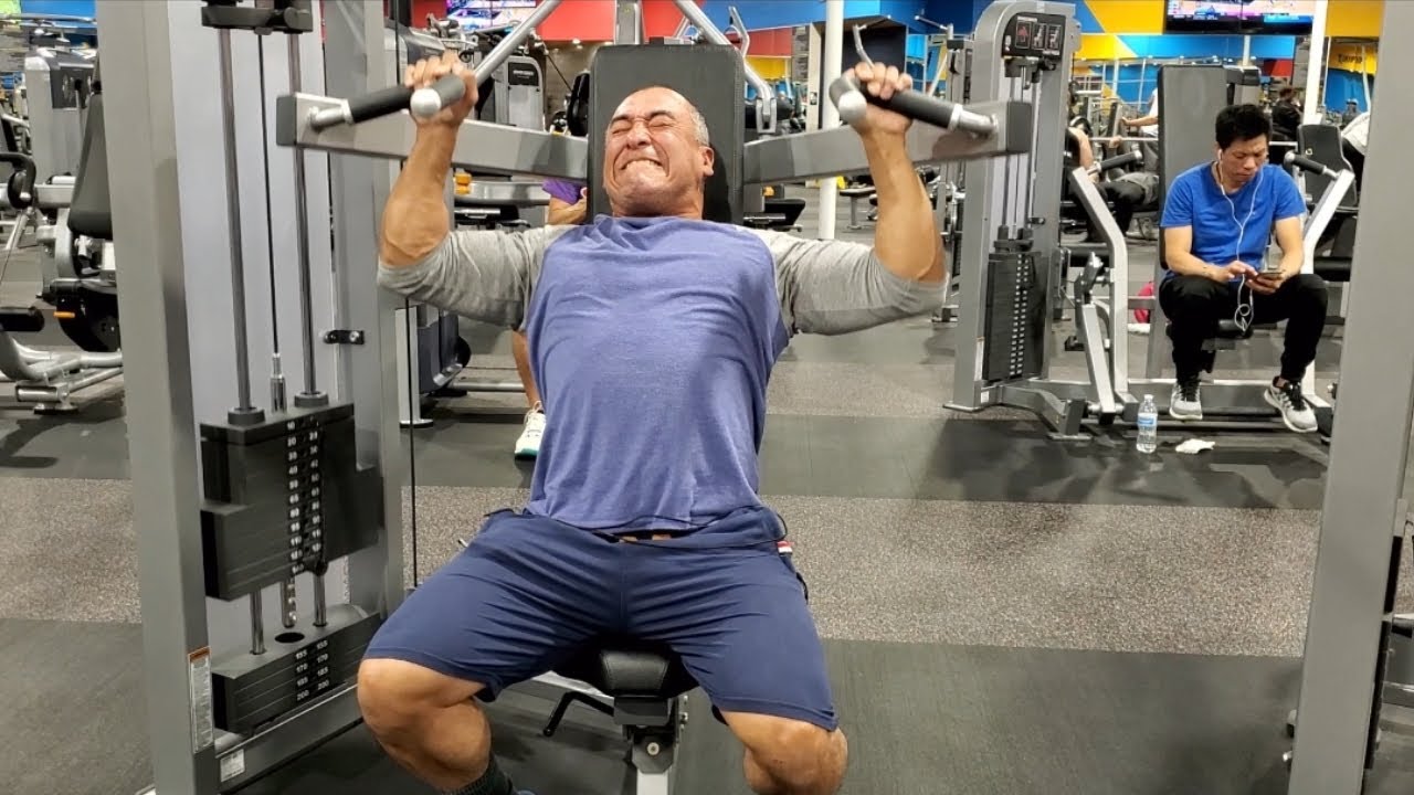 BULKING SHOULDERS & LEGS - YouTube