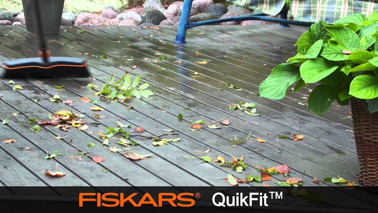 Fiskars QuikFit™ Patio Broom 135533 - YouTube
