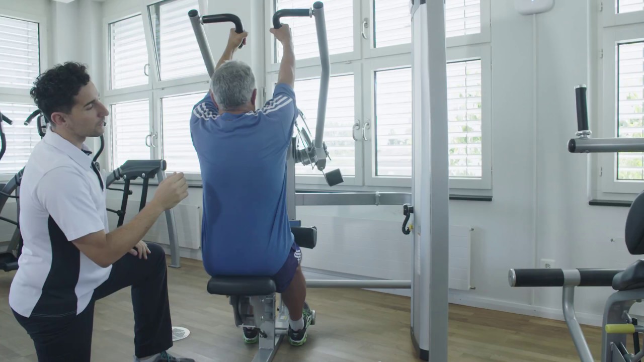 Mobilisation de l’épaule: "Traction latissimus" – Groupe de cliniques ...