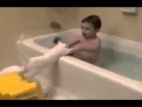 Banyoda kedi ve bebek