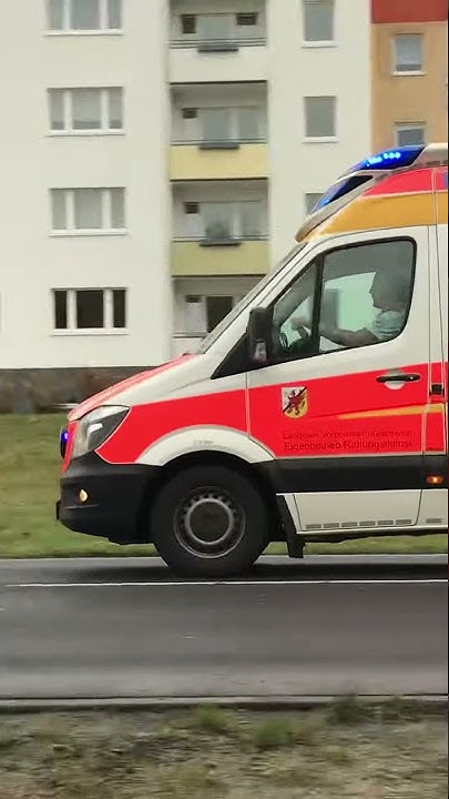 RTW DRK Greifswald auf einsatzfahrt - YouTube