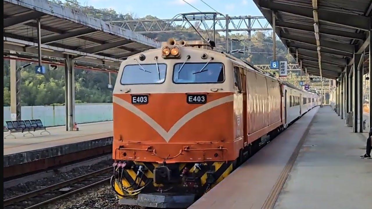 115次基隆發車開往屏東的PPE1047電頭+十二節PP車廂+PPE1051電頭PP自強號，和2A次台北發車經由環島鐵路網開往台北辦客首航E403單電頭+六節三麗鷗家族萌旅號彩繪易遊網環島之星 ...