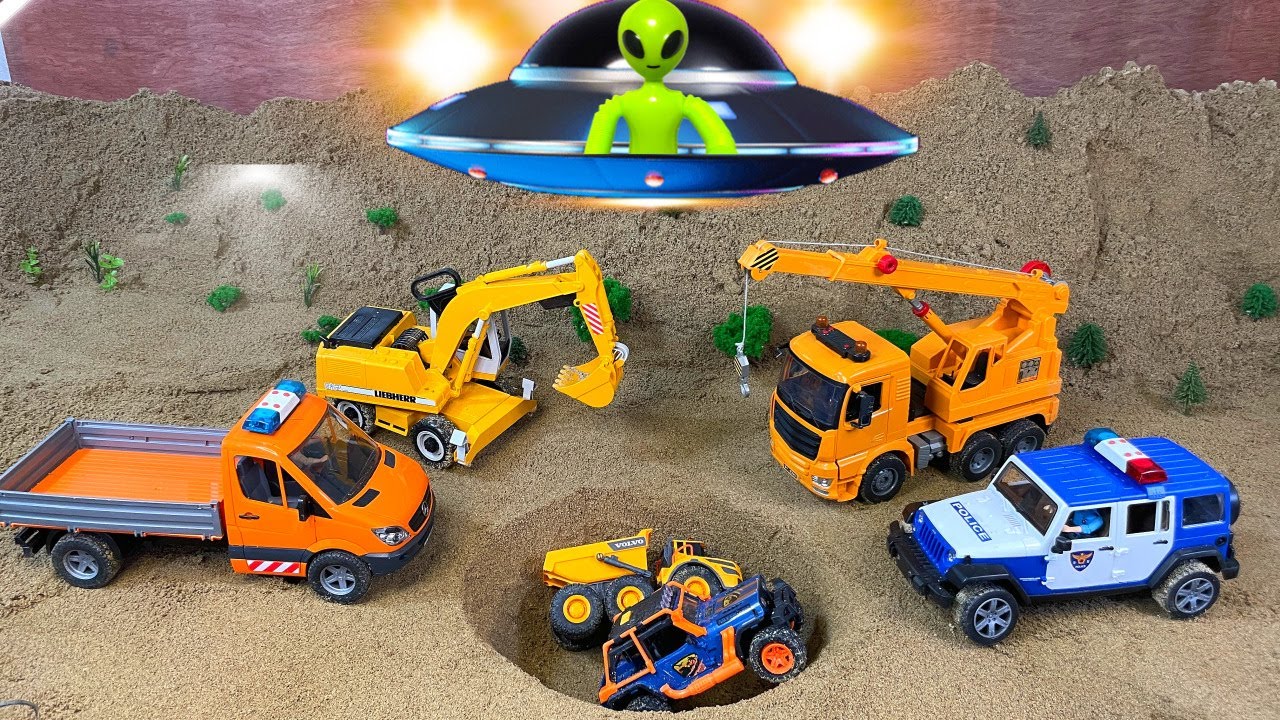 Alien Arrival | Rescue Dump Truck and Toy Car from Alien | Police ...