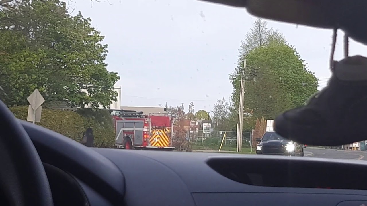 Montreal fire truck 264 and ladder 464 returning back to fire station ...