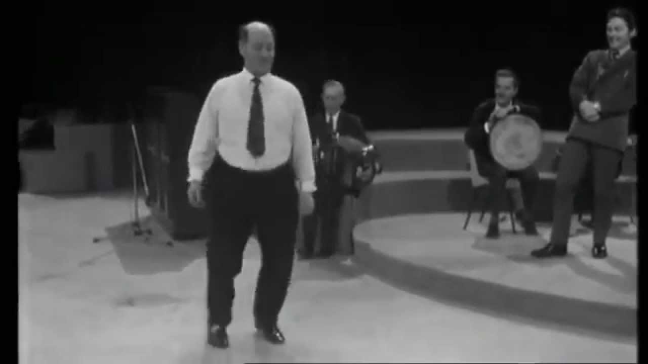 Irish Man Dances to Gabber, 1972 - YouTube