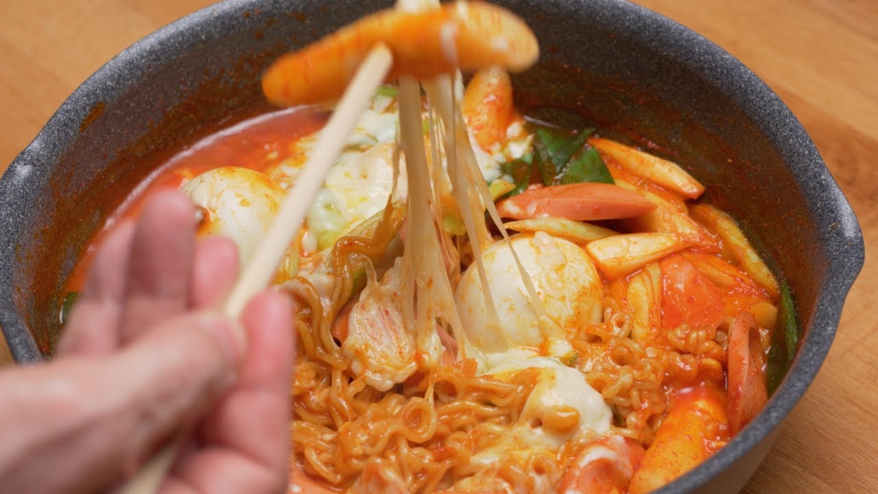 7 minutes Cheese Ra-bokki (치즈 + 라볶이) - Tteokbokki (pâte de riz coréen ...