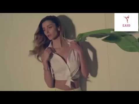 ÖZGE ULUSOY ÇOK SEKSİ KATALOG ÇEKİMİ MUHTEŞEM FRİKİKLER