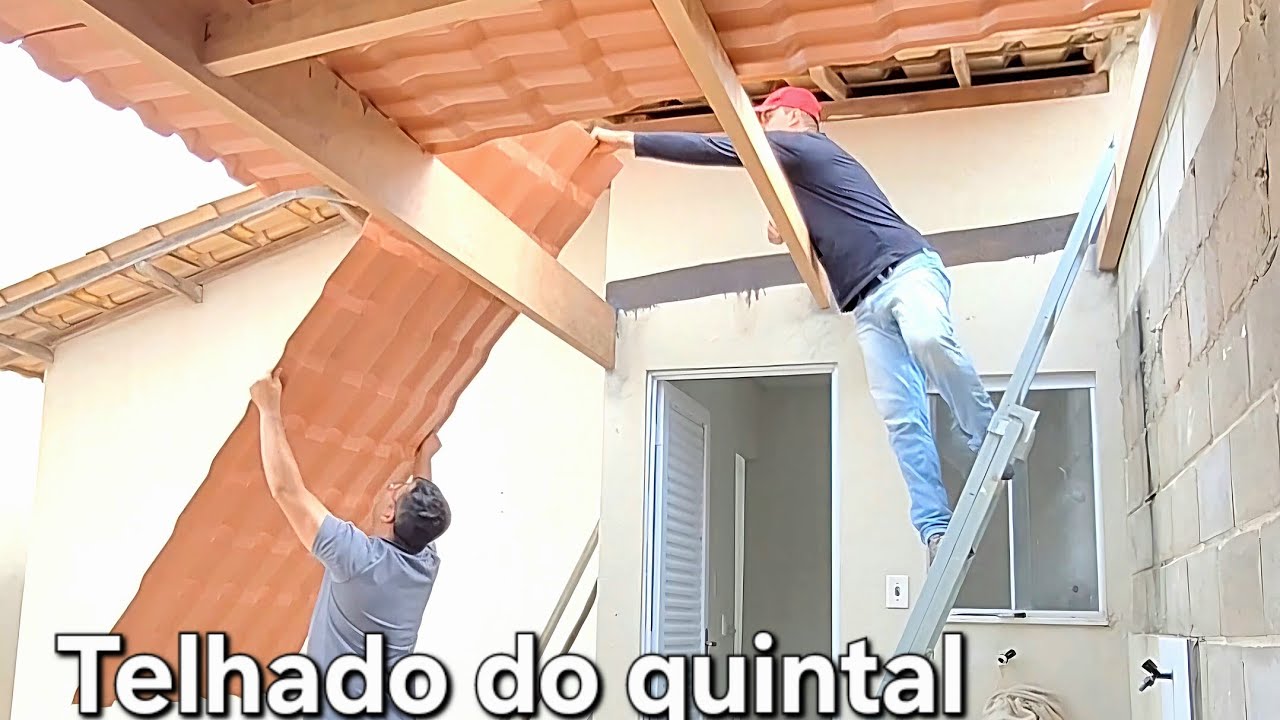 Como fiz o telhado da área de serviço com madeira e telha PVC - YouTube