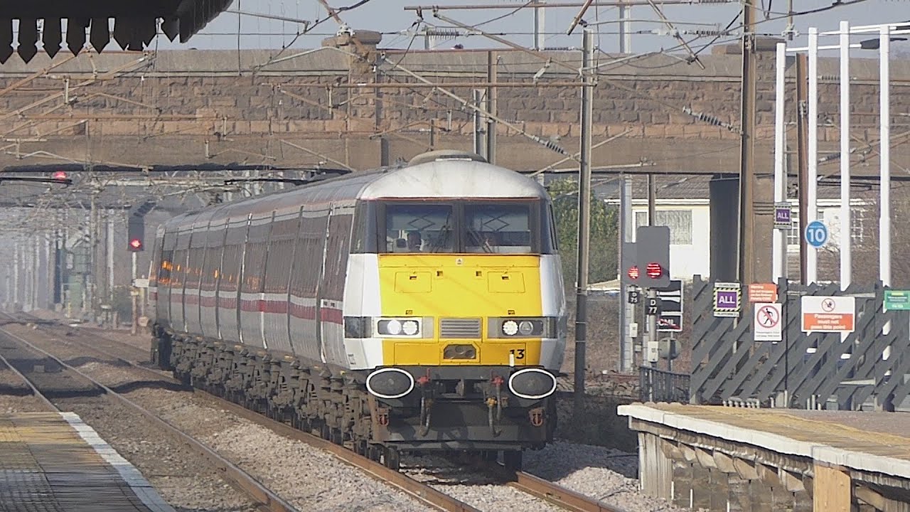 LNER 225 passes Newark Northgate at speed (15/2/23) - YouTube