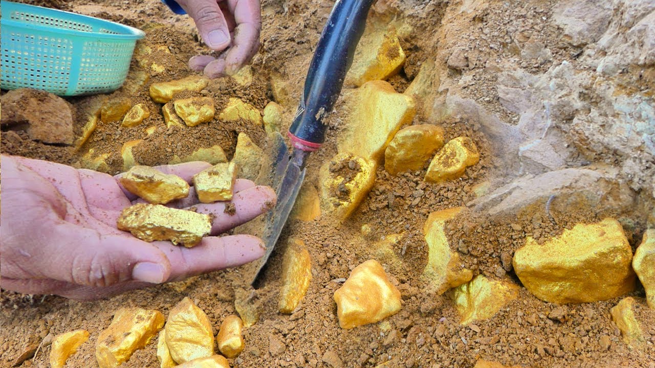 Treasure Hunting! Finding gold at the mountain- Found a lot of gold ...