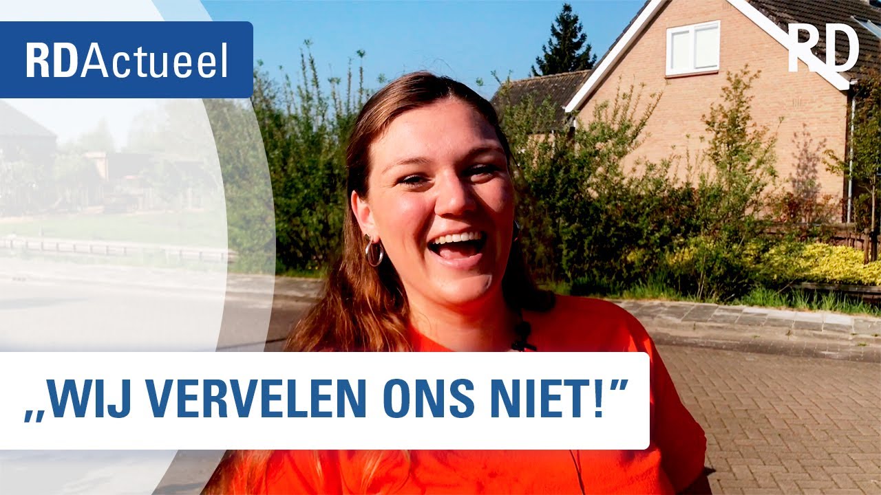 Goudriaan viert Koningsdag: koeken en zingen op straat - YouTube