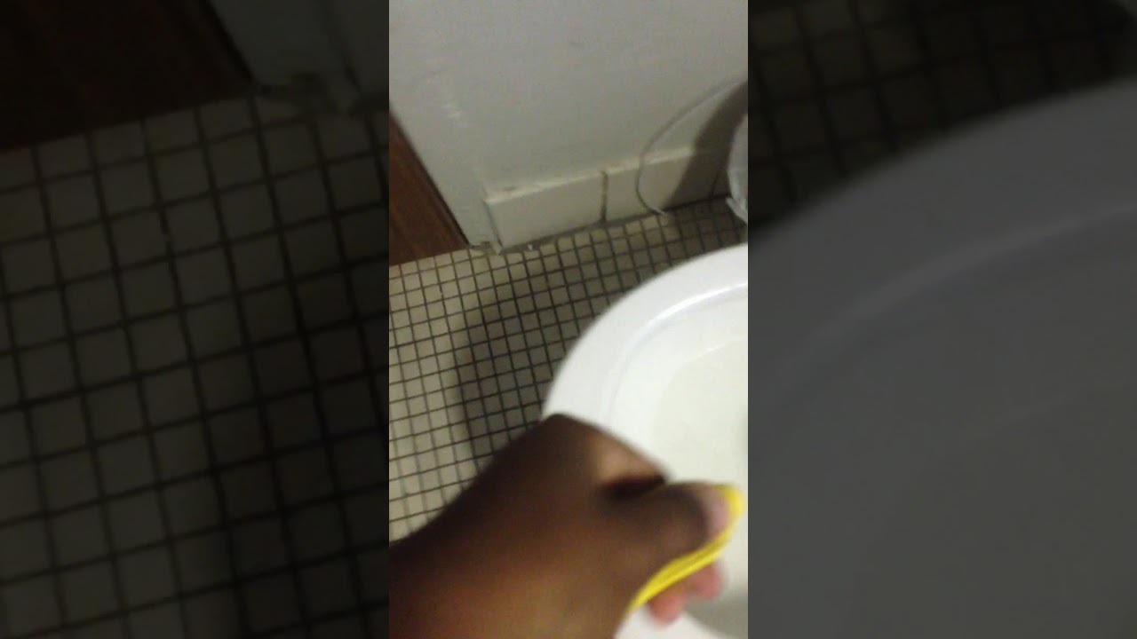 HOW TO USE CARMEX - YouTube