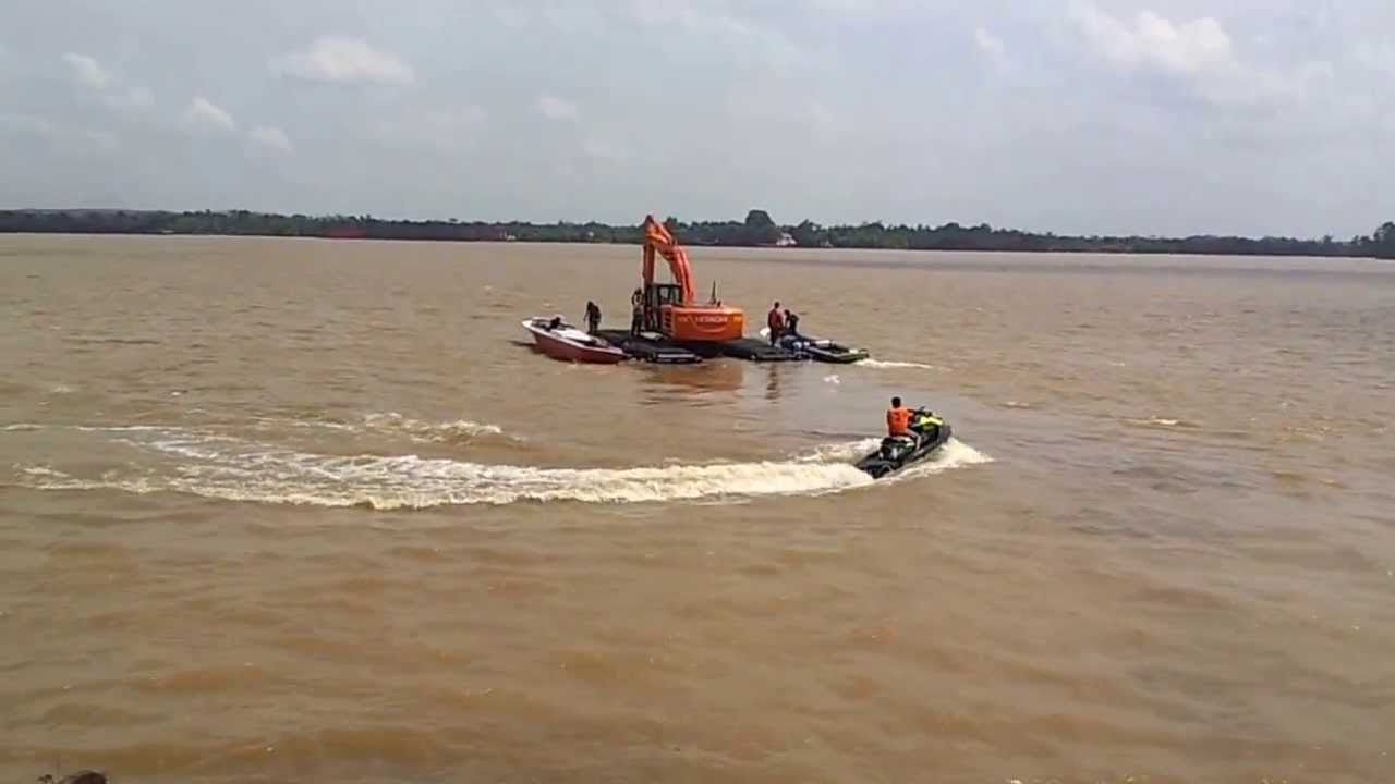 excavator swamp amfibi ULTRATREX terapung di sungai Mahakam Kalimantan ...