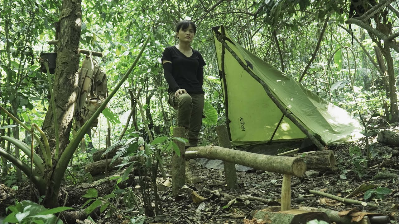 GIRL IN THE WILD | Bushcraft Solo - Reenactment of The Original tool ...