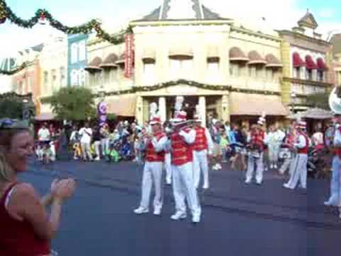 Awesome trumpet and trombone duet at Disney World - YouTube